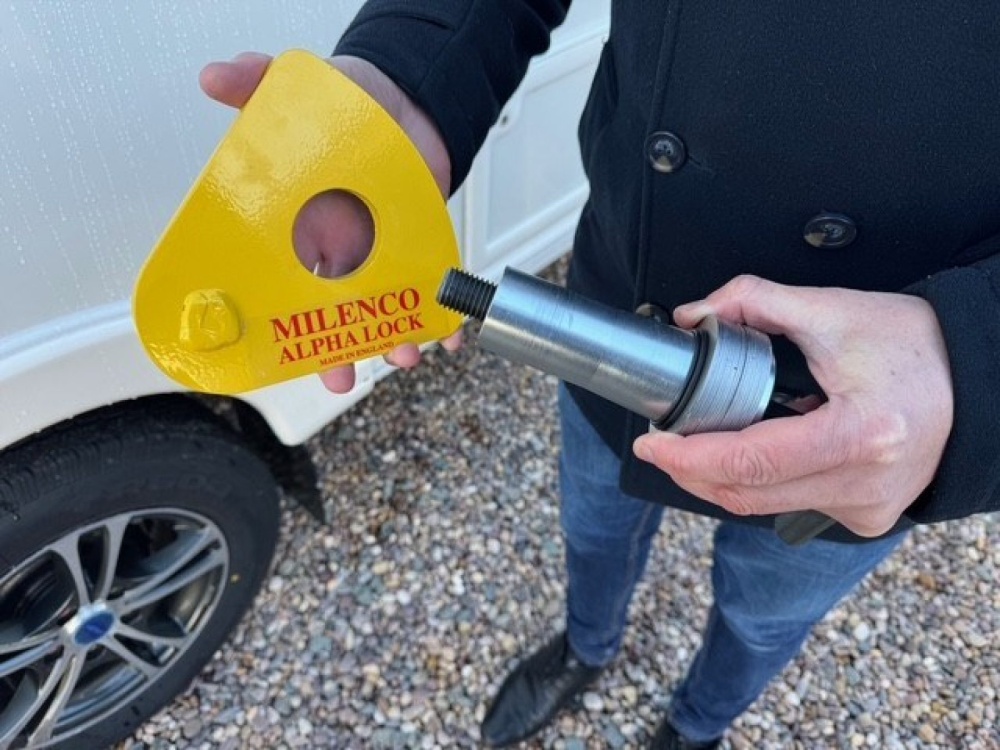 Milenco Alpha Gold Wheel Lock Clamp For Caravan 7788 - Rainbow Conversions