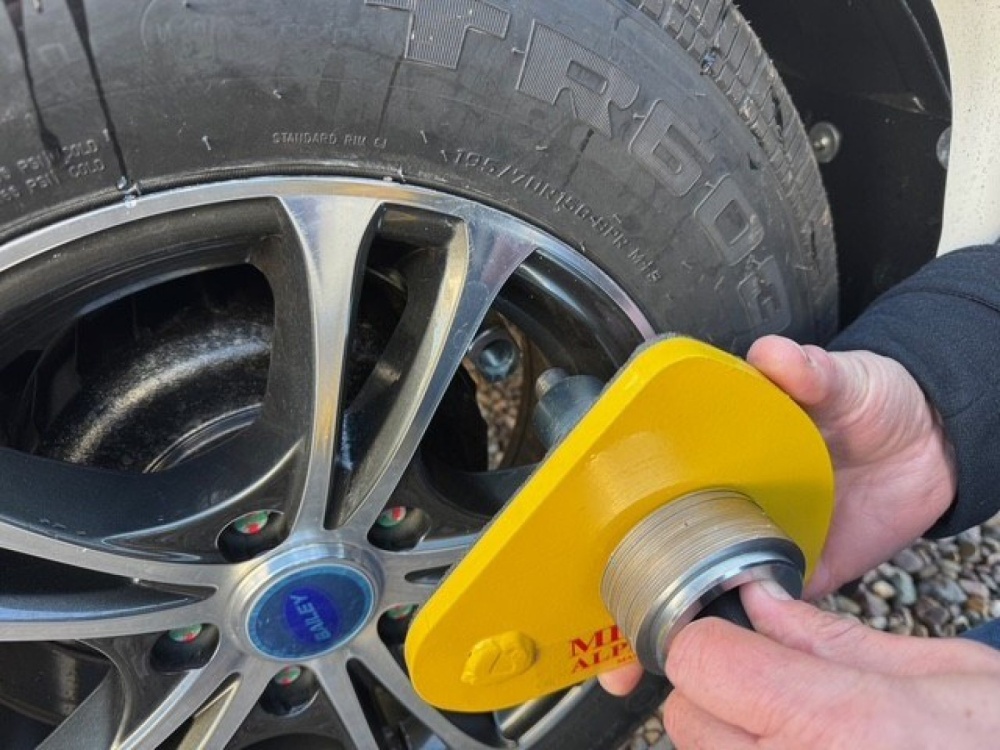 Milenco Alpha Gold Wheel Lock Clamp For Caravan 7788 - Rainbow Conversions