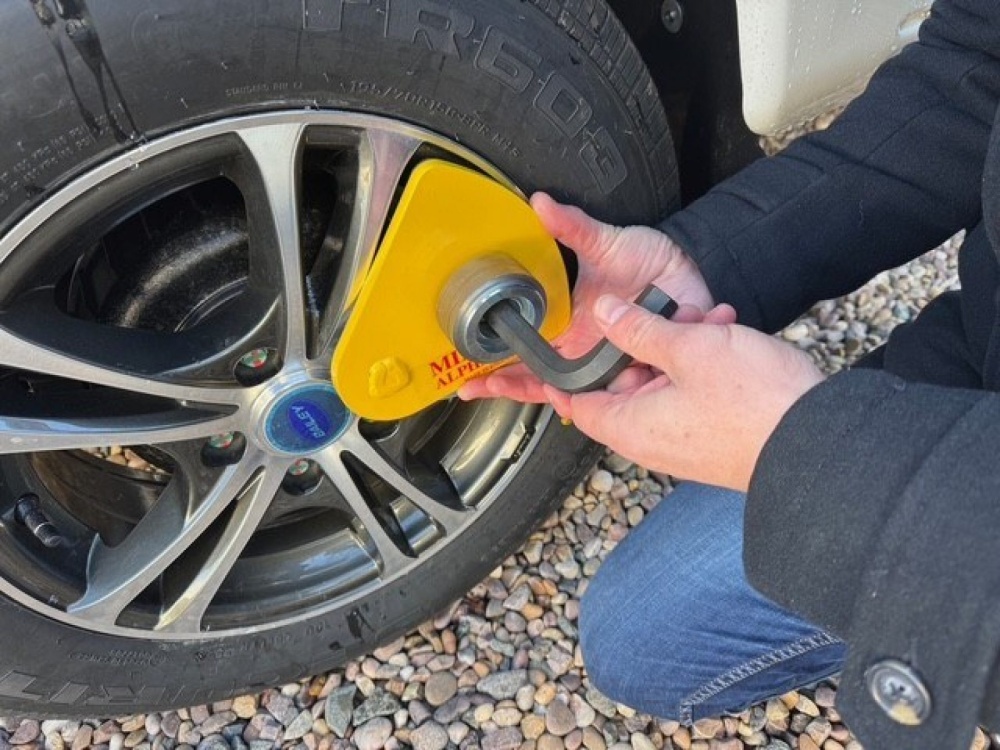 Milenco Alpha Gold Wheel Lock Clamp For Caravan 7788 - Rainbow Conversions