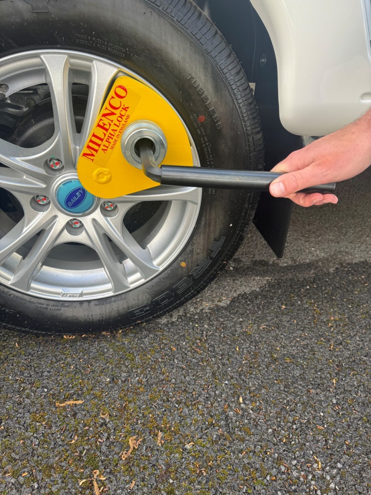 Milenco Alpha Gold Wheel Lock Clamp For Caravan 7788 - Rainbow Conversions